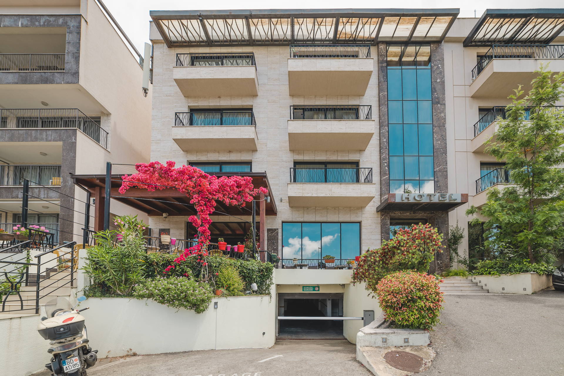 Contact - Hotel & Apartments HEC Residence